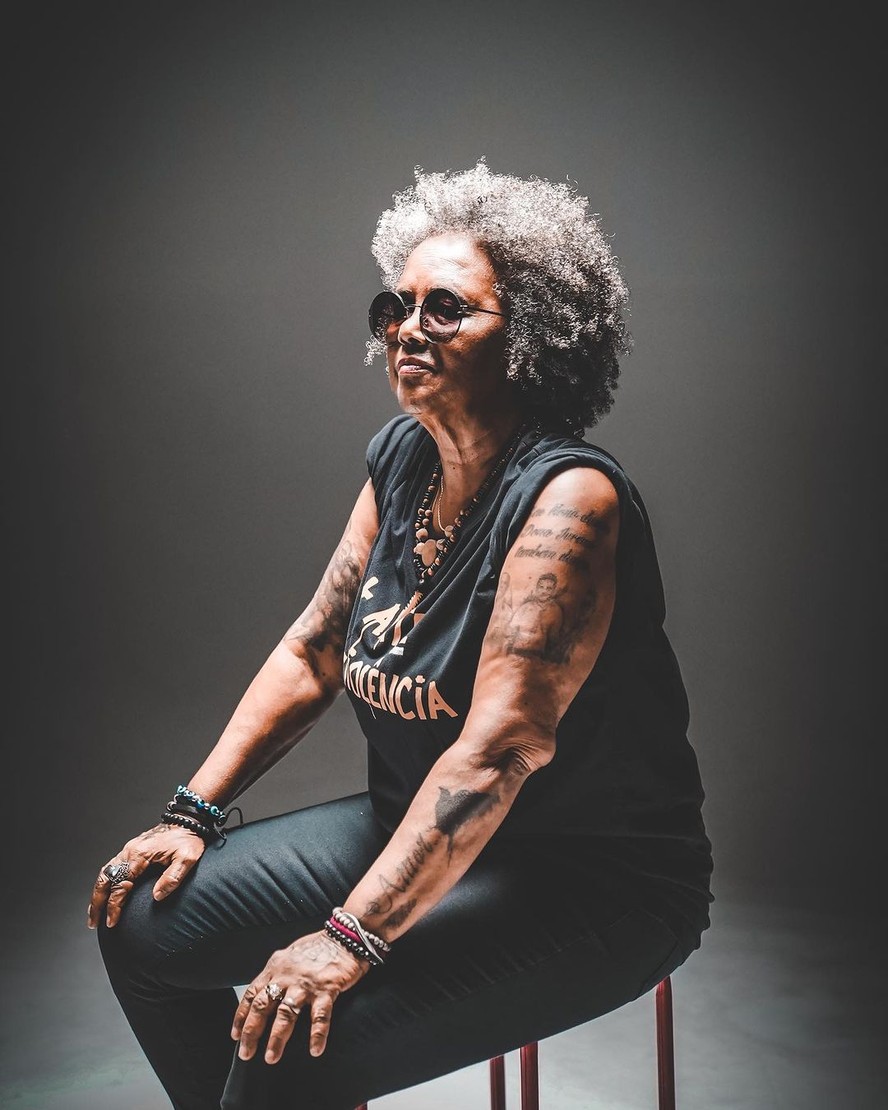 Podcast Sua Idade: “O medo encareta”, diz a cantora e produtora Sandra Sá