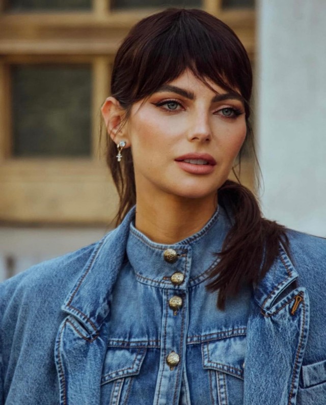 Kelly Piquet esbanja elegância em Paris