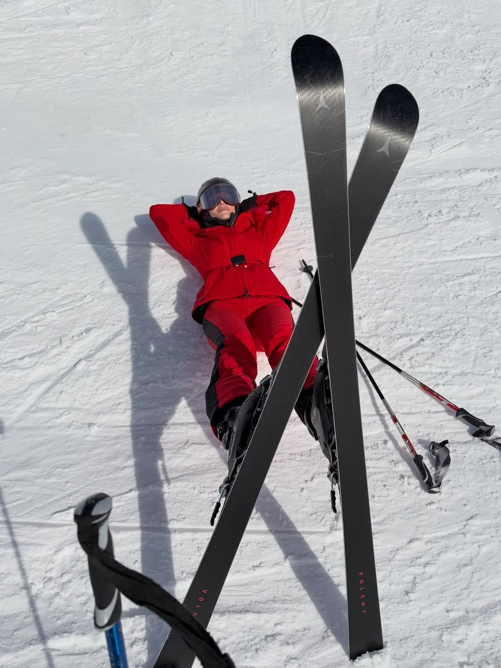 Carol Leite elege look vermelho para esquiar nos Alpes Suíços com Kaká ...