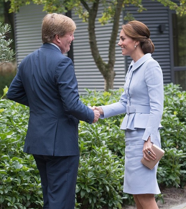 Gente como a gente: Kate Middleton surge com saia amassada em visita oficial a Holanda ...