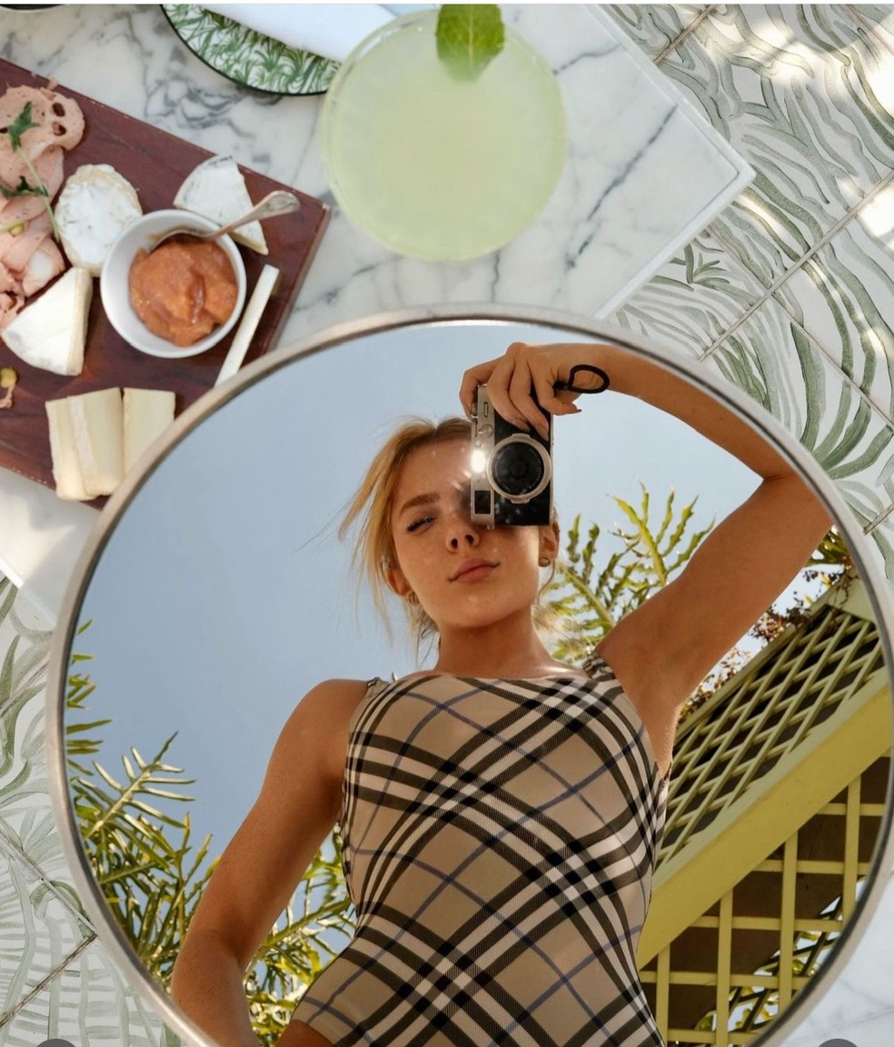 Jade Picon posa com maiô estampado em cenário luxuoso