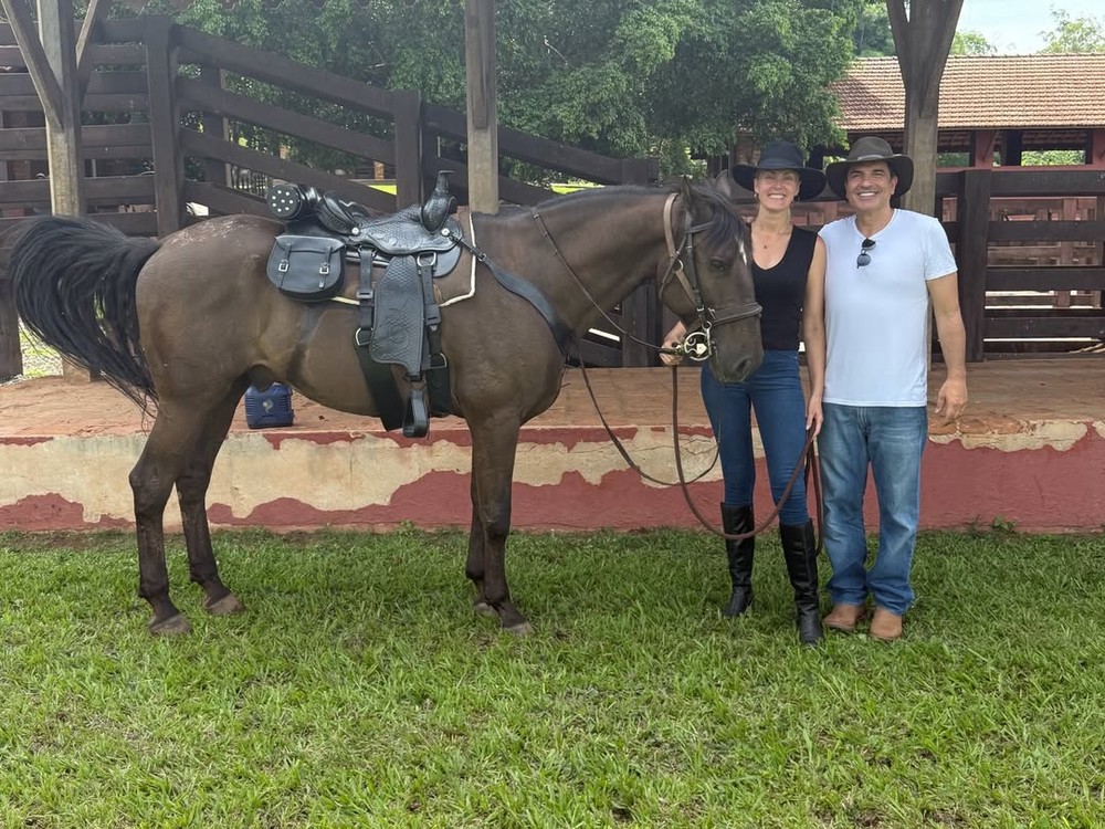 Ana Hickmann celebra início de ano lado de Edu Guedes
