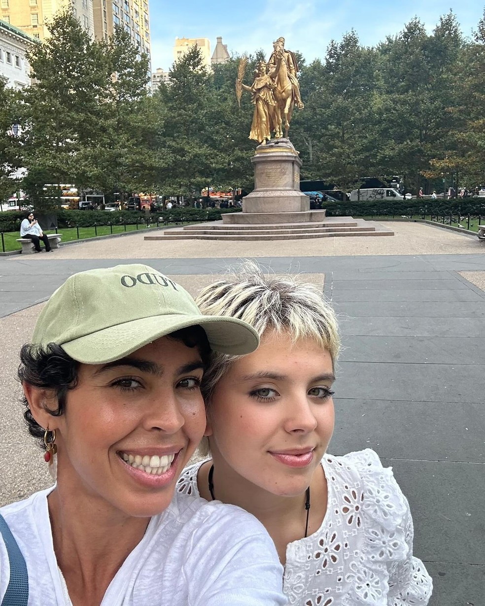 Flor Gil ganha beijo na boca ao celebrar aniversário com amigos e ...