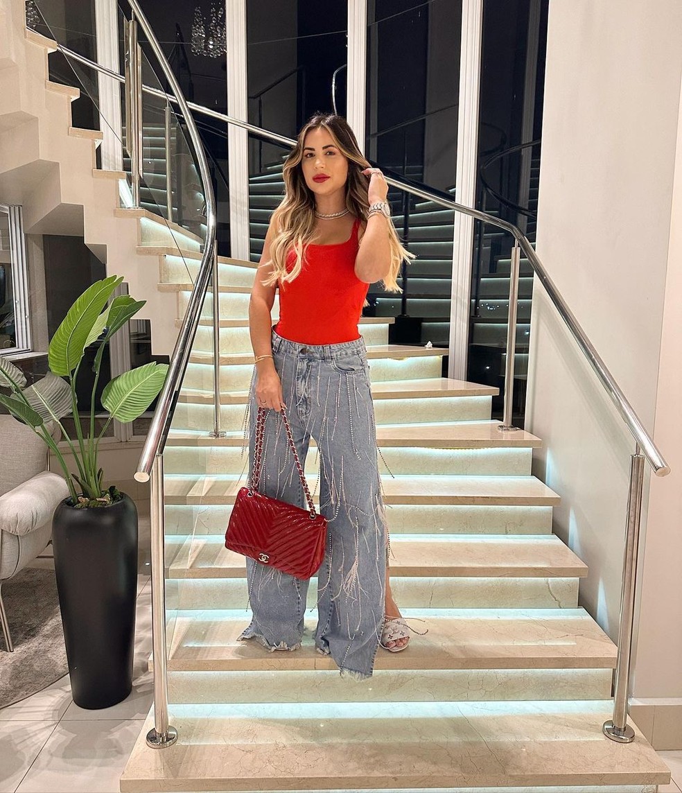 Após publicar novas fotos, Deolane Bezerra recebe comentários sobre ...