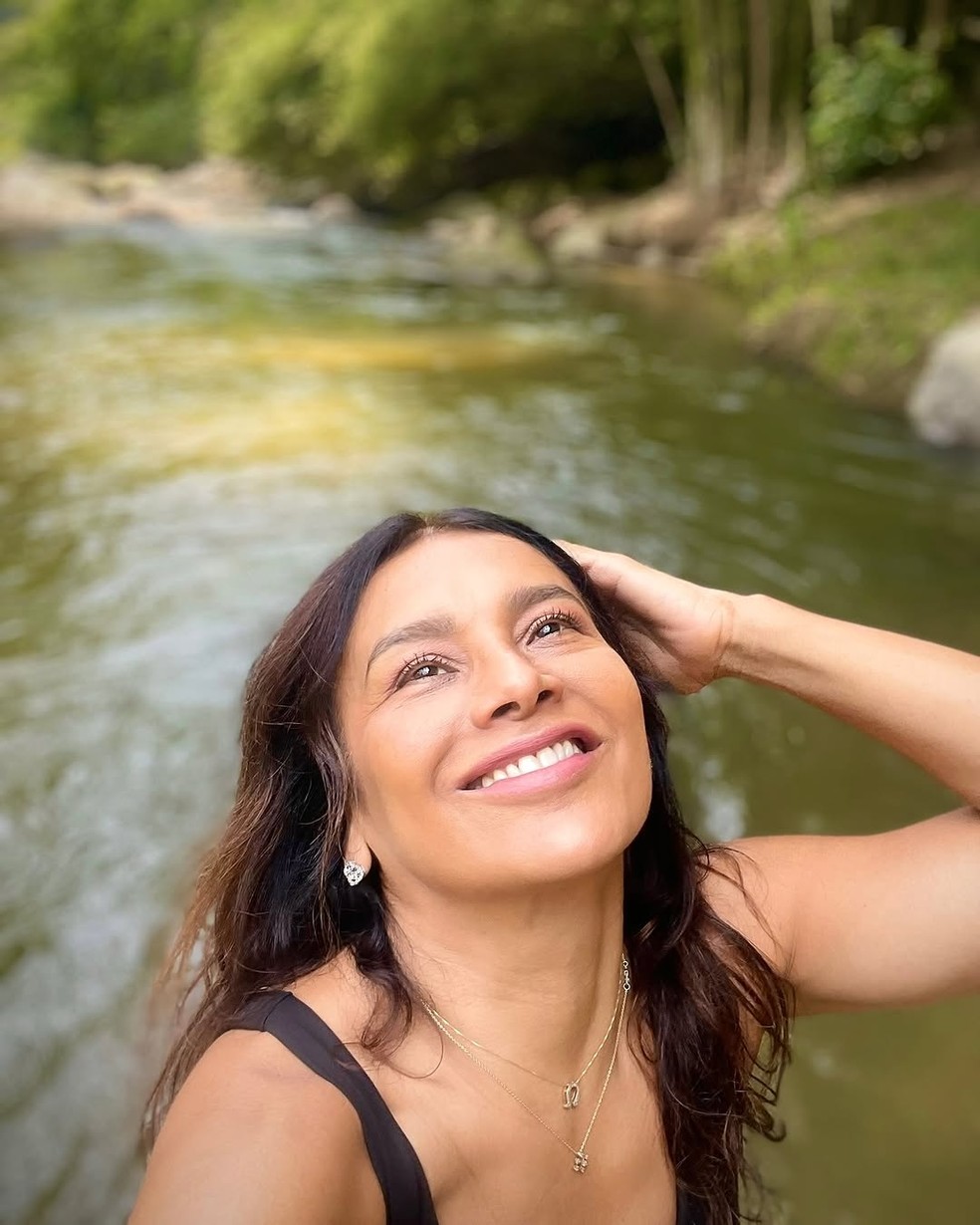 Dira Paes descansa em meio à natureza e reflete: 'Luz, cor e paz'