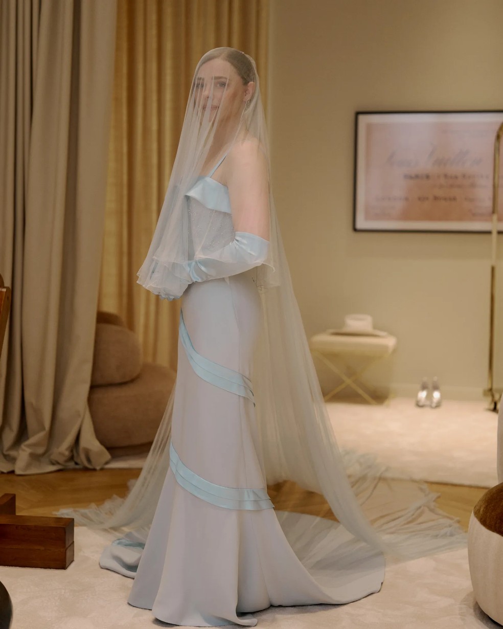 À la Cinderela: Chloë Grace Moretz se casa vestida de azul com a modelo ...