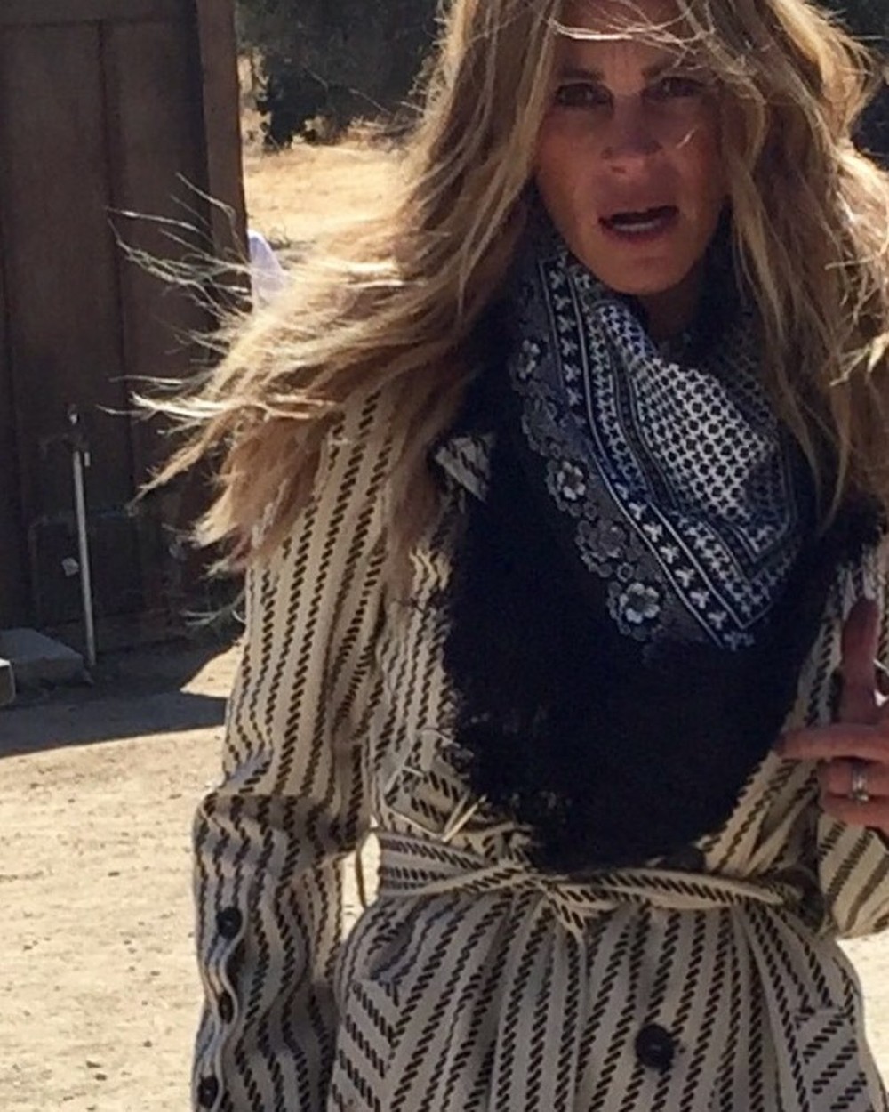 Julia Roberts completa 52 anos com cabelos ao vento