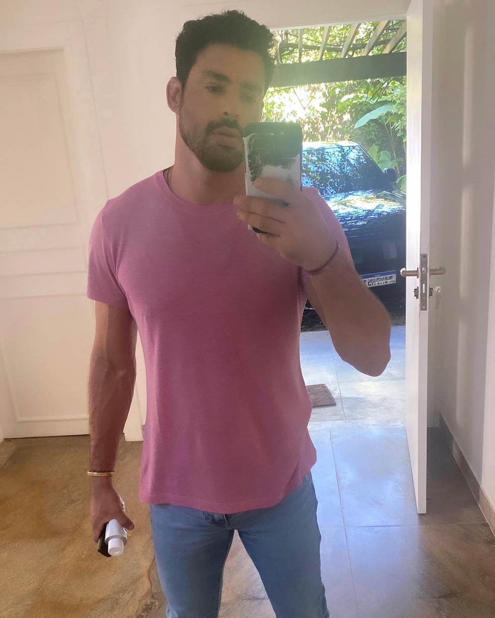 Cauã Reymond esbanja charme ao exibir looks versáteis