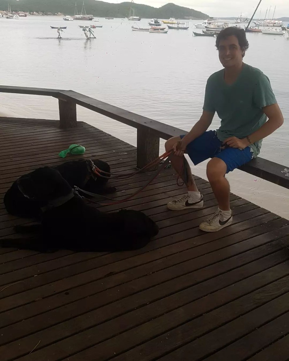 Lembra dele? Felipe Dylon passeia com pets em Búzios