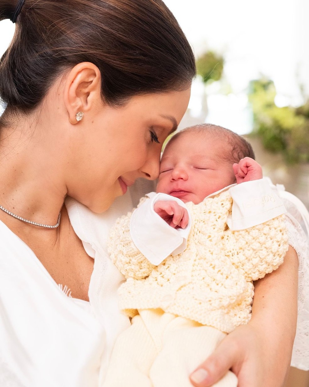 Carol Celico encanta com sequência de fotos com recém-nascido