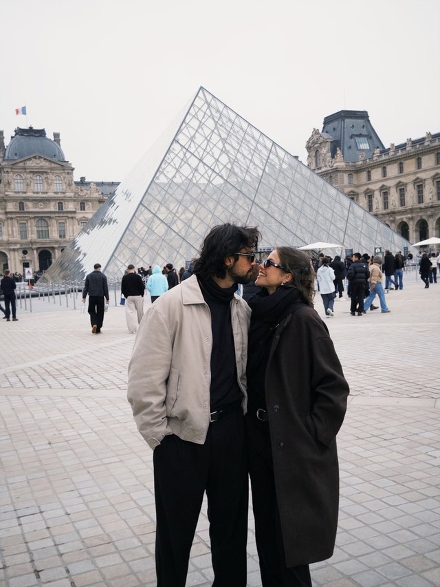 Agatha Moreira exibe cliques românticos ao lado de Rodrigo Simas em Paris