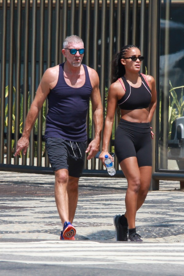 Narah Baptista mostra clique do Ano Novo com Vincent Cassel no Brasil