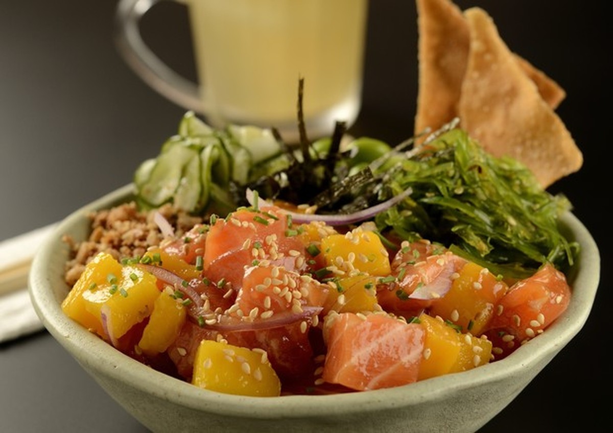 Aprenda a fazer um poke tropical em casa | Gastronomia | Vogue