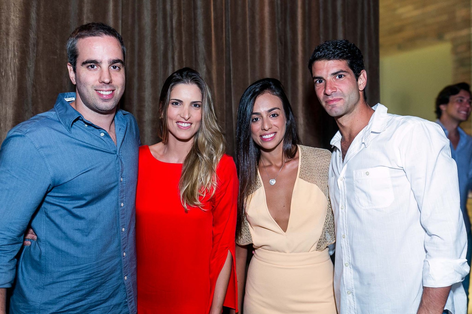 Helena Bordon e Humberto Meireles celebram chá-bar ao lado de amigos