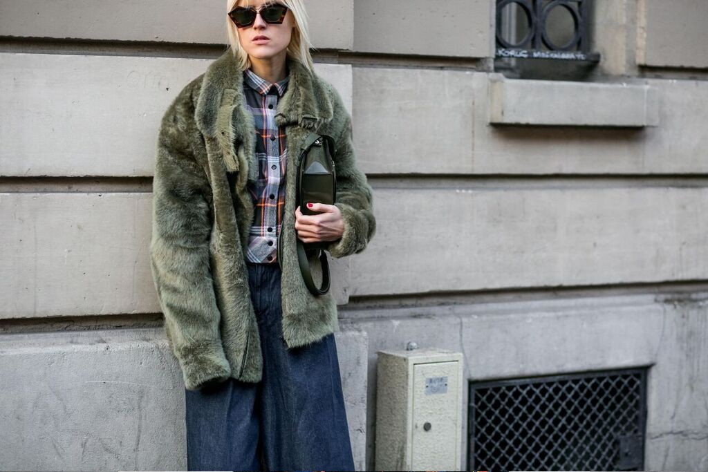 Street style: cores lavadas adocicam as ruas da semana de moda de Paris