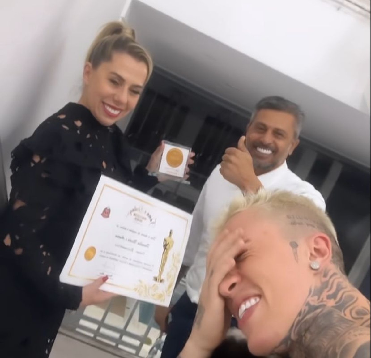 Mãe e pai de MC Daniel ganham prêmio e artista se emociona