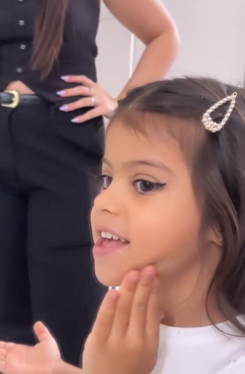 Maíra Cardi exibe momento de filha sendo maquiada por Thiago Nigro