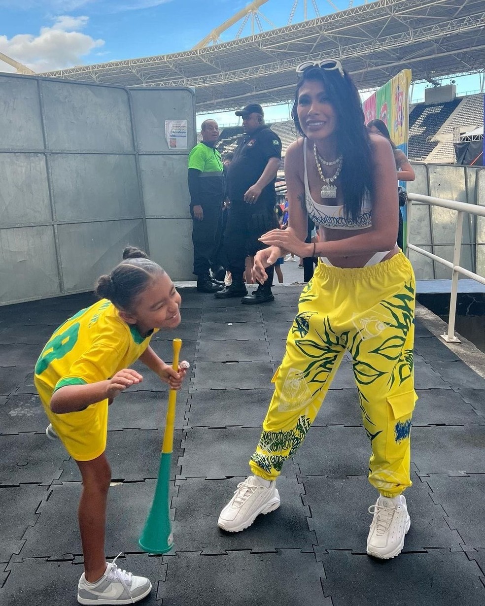 Pocah exibe momentos divertidos com a filha durante o jogo do Brasil