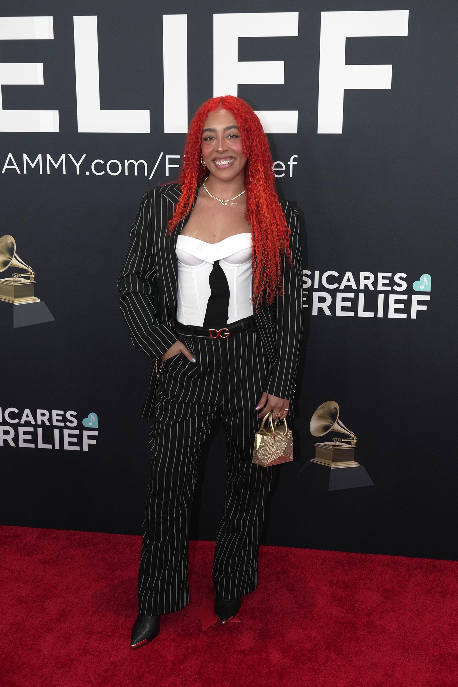 Grammy 2025: Sabrina Carpenter surge com look azul decotado nas costas