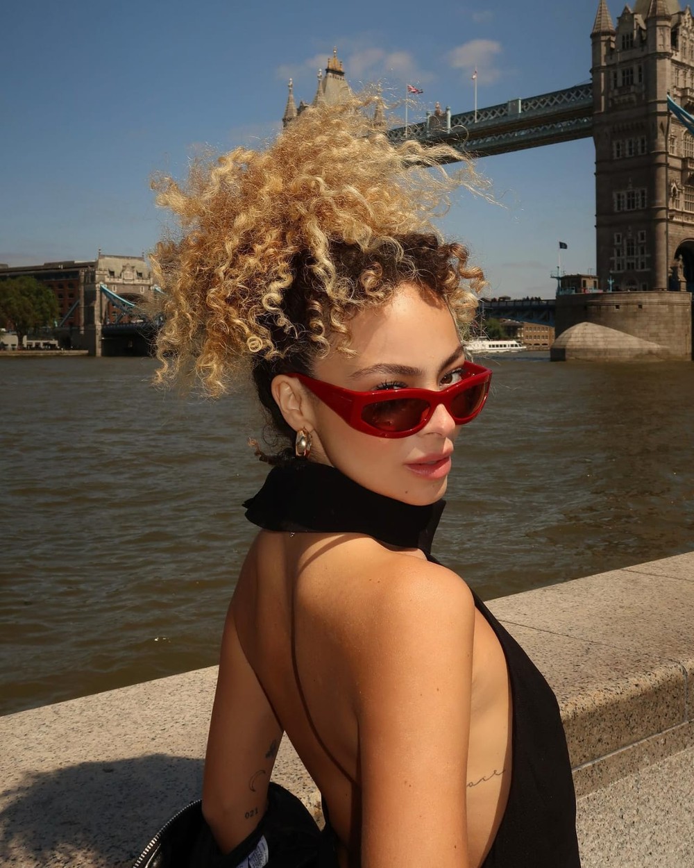 Julia Rodrigues elege look all black para explorar Londres