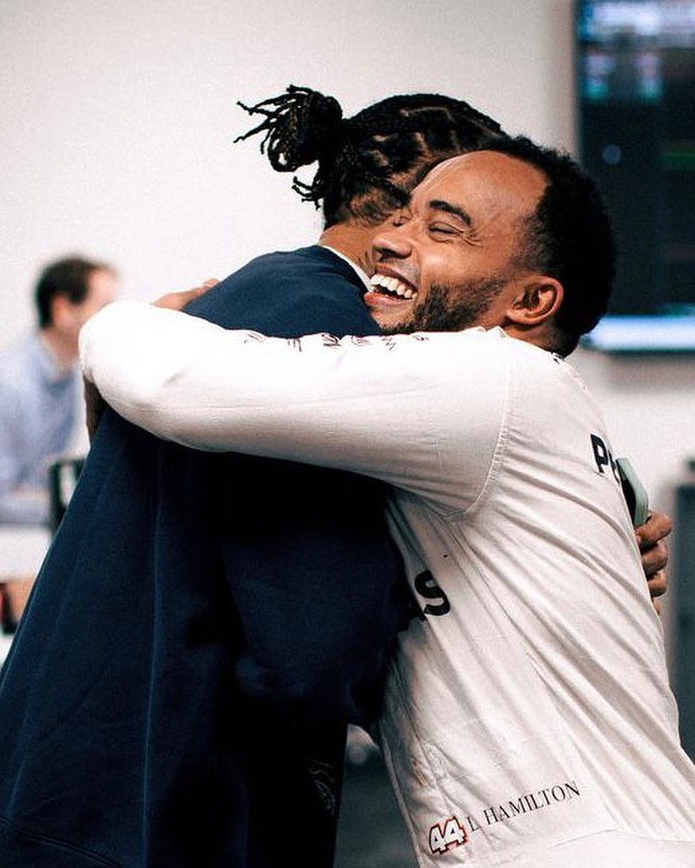 Lewis Hamilton realiza sonho do irmão com paralisia cerebral de dirigir ...