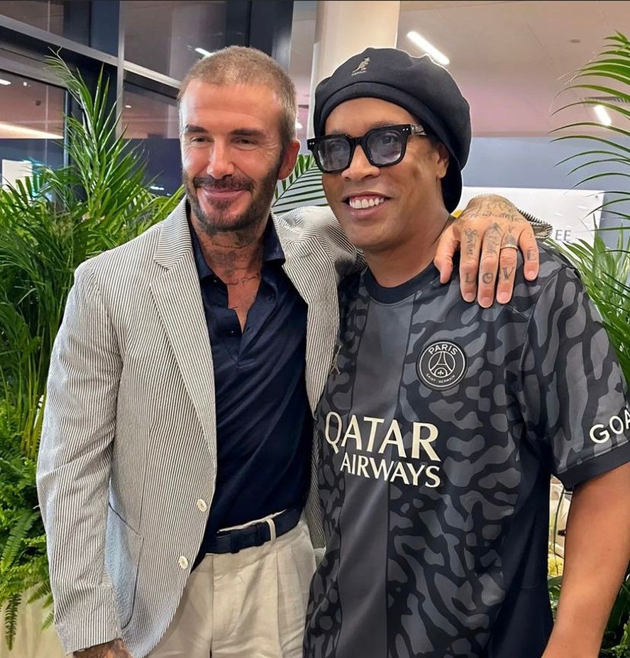 No Catar, Ronaldinho Gaúcho tieta David Beckham e ganha smartphone de ouro