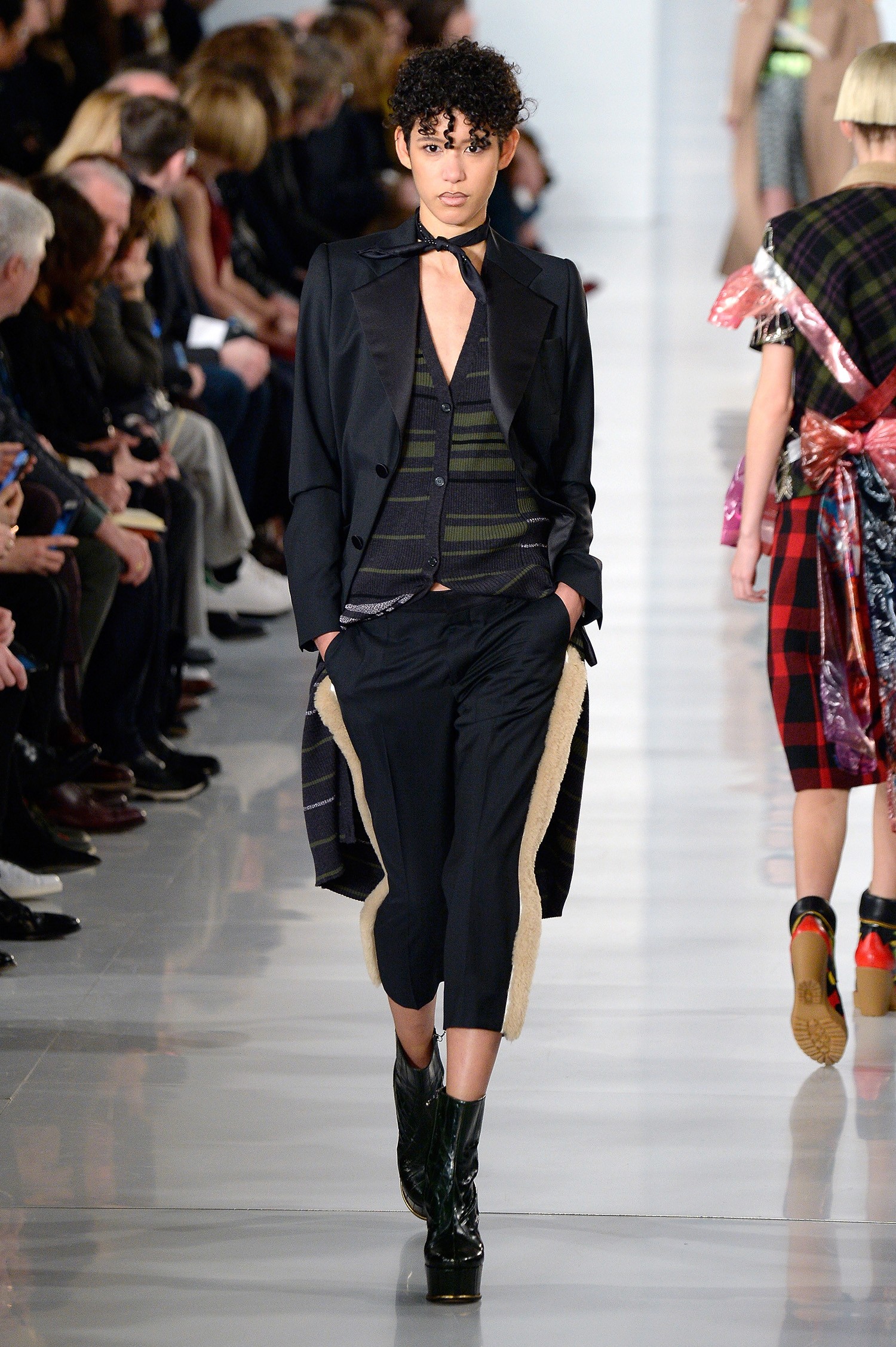 Maison Margiela brinca com o contraste de materiais no inverno 2017