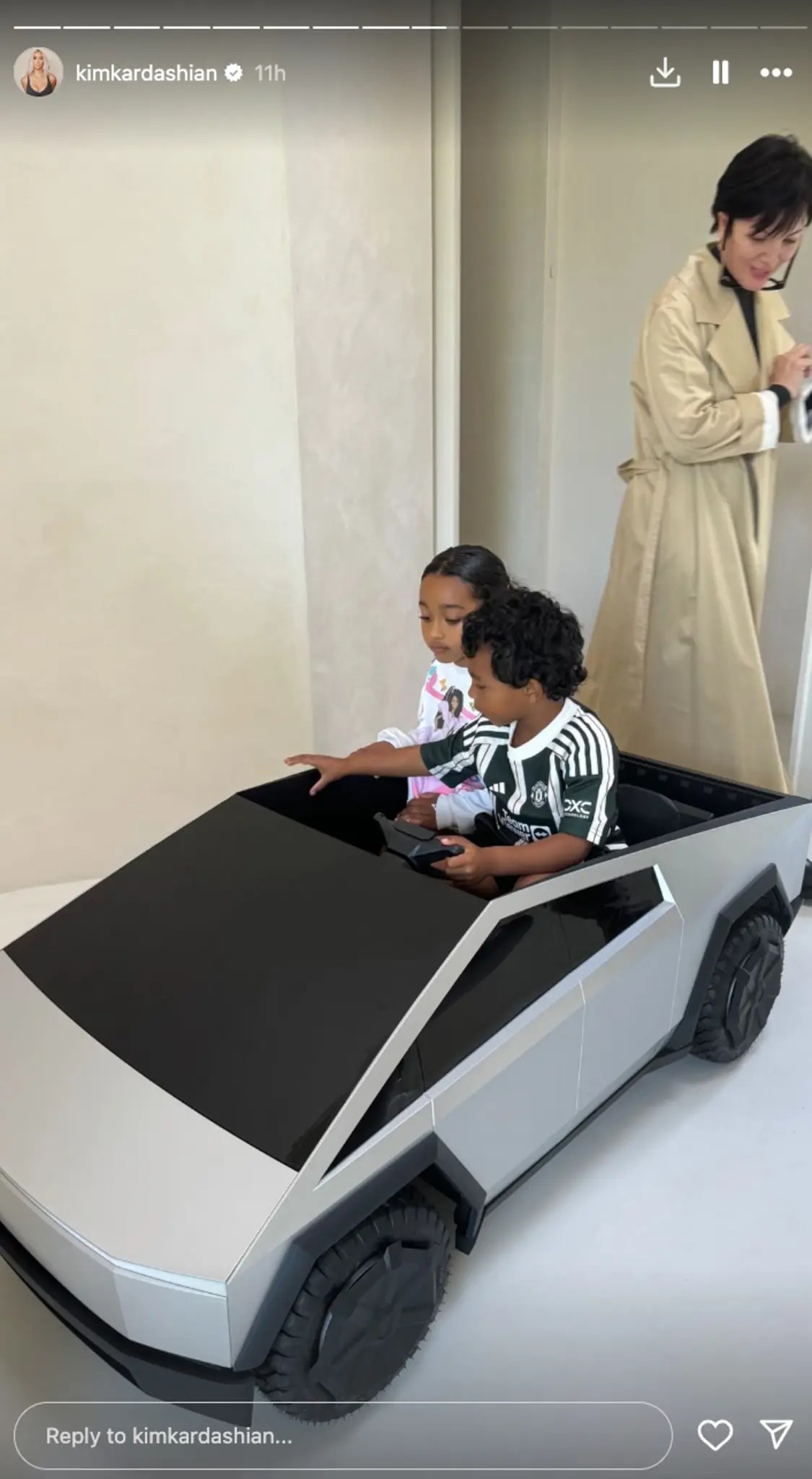 Kris Jenner presenteia filho de Kim Kardashian com mini Tesla Cybertruck
