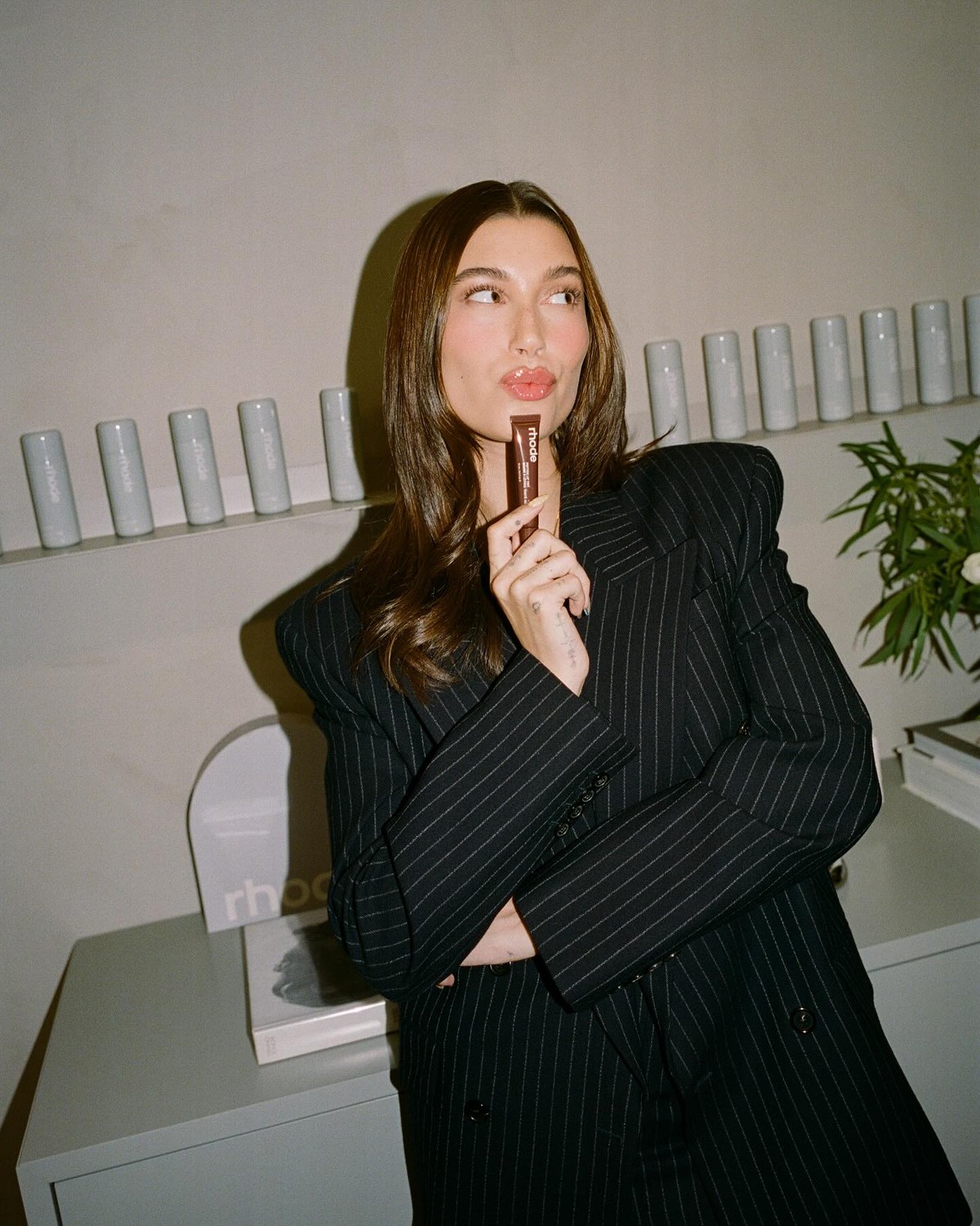 Rhode, marca de Hailey Bieber, é adquirida pela E.l.f Beauty por US$ 1 ...