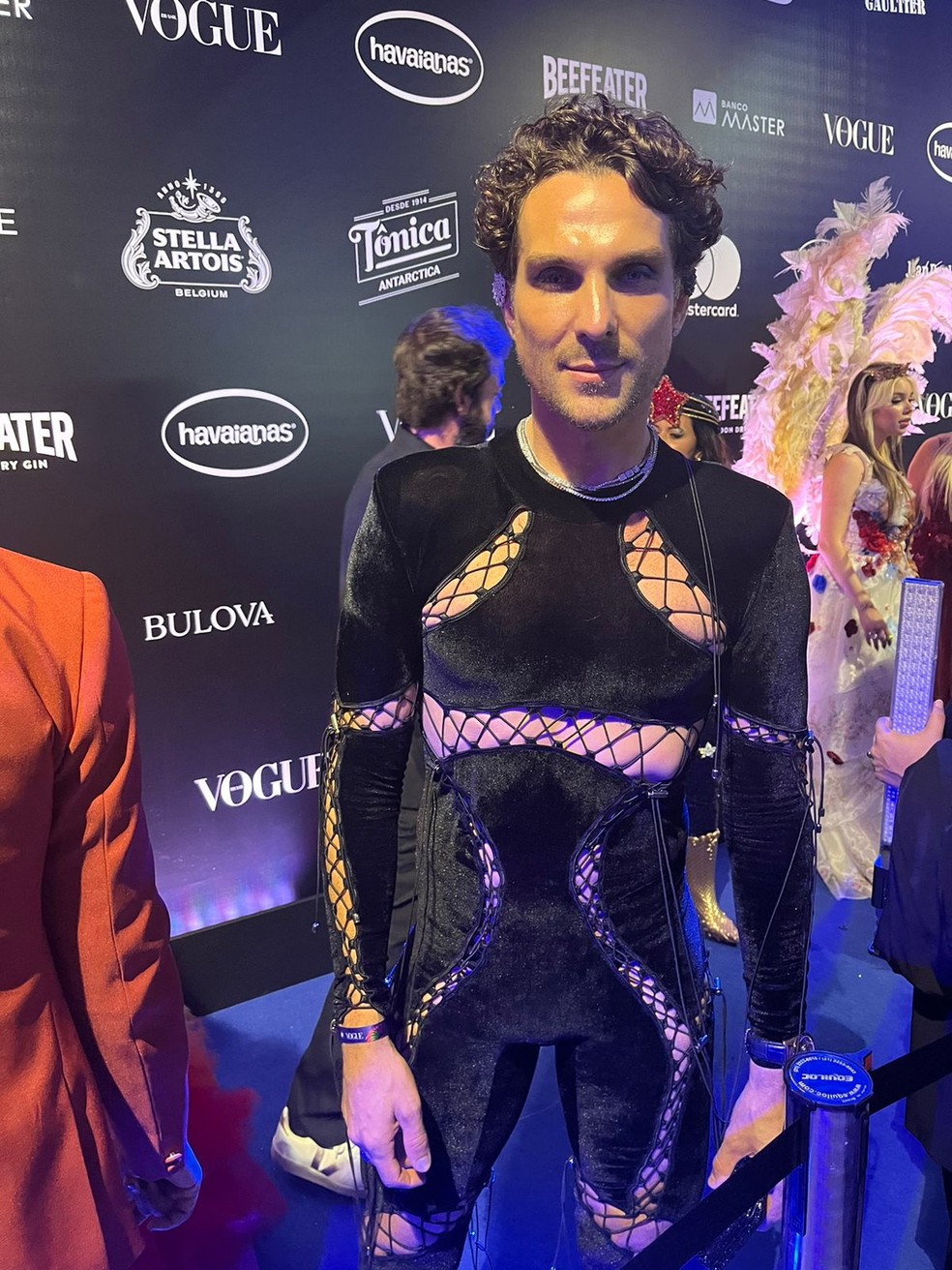 Igor Rickli surge com look desconstruído para o Baile da Vogue 2023