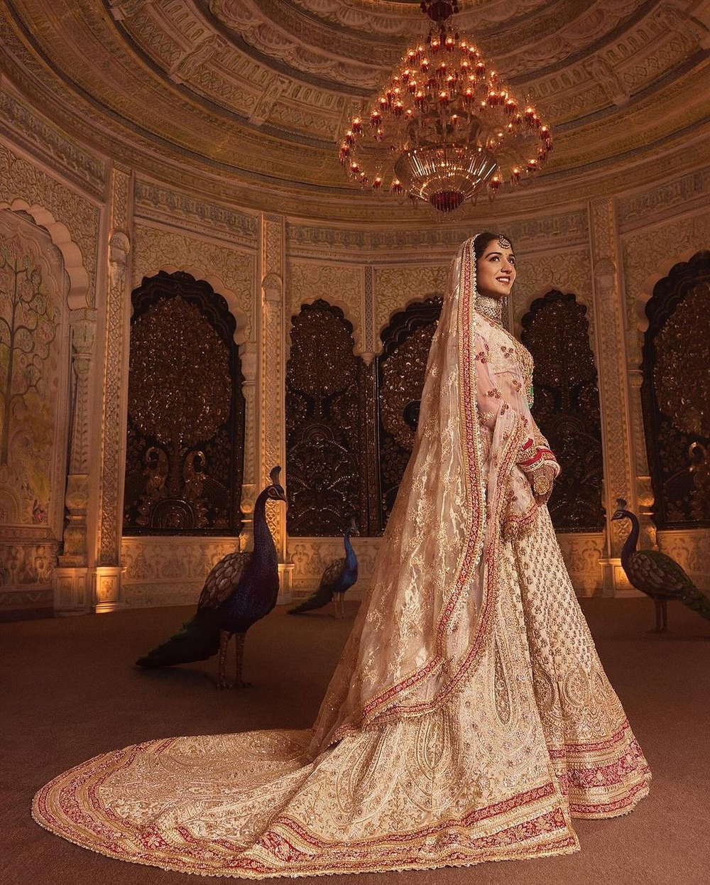 Confira o look da noiva Radhika Merchant para o casamento com Anant ...
