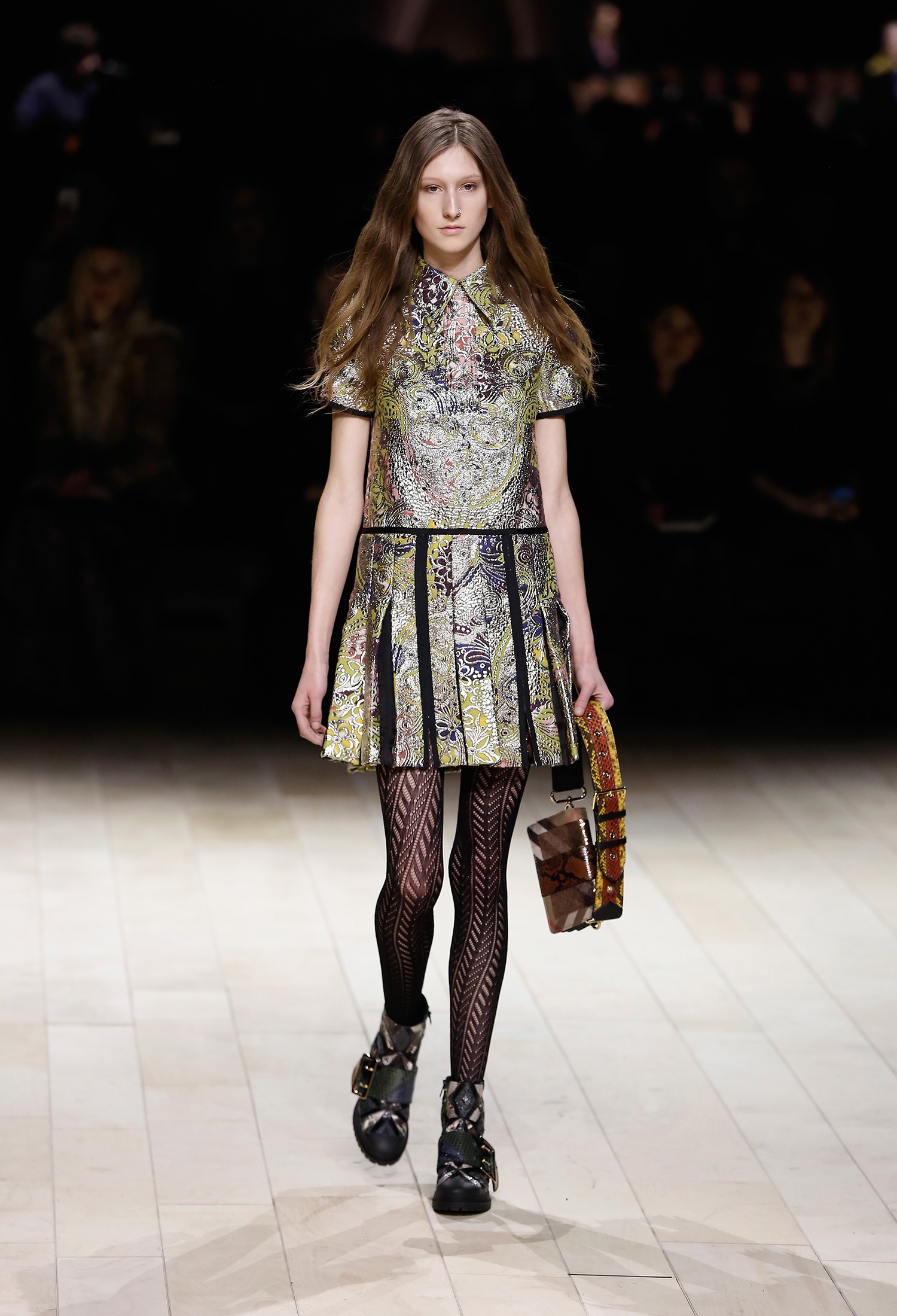 Burberry aposta em inverno 2017 brilhante (e com perfume grunge!)