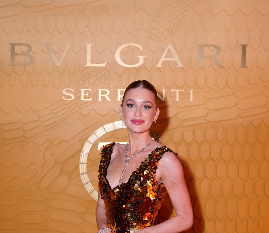 Marina Ruy Barbosa usa colar com escamas de diamante para festa em SP