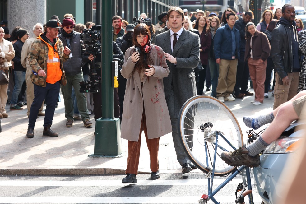 Dakota Johnson aparece coberta de ''sangue'' durante as filmagens de ...