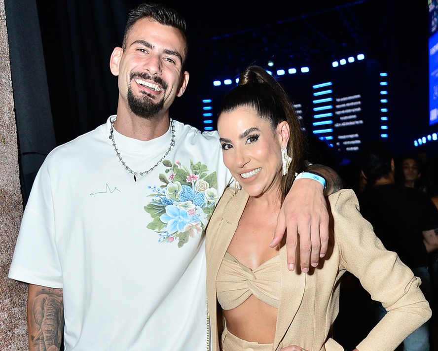 Ex-BBBs Nizam e Juliana Dias curtem show em SP