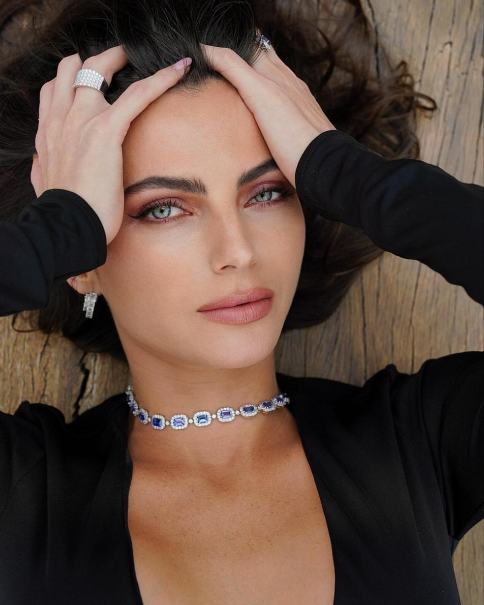 Kelly Piquet esbanja beleza ao posar com joias