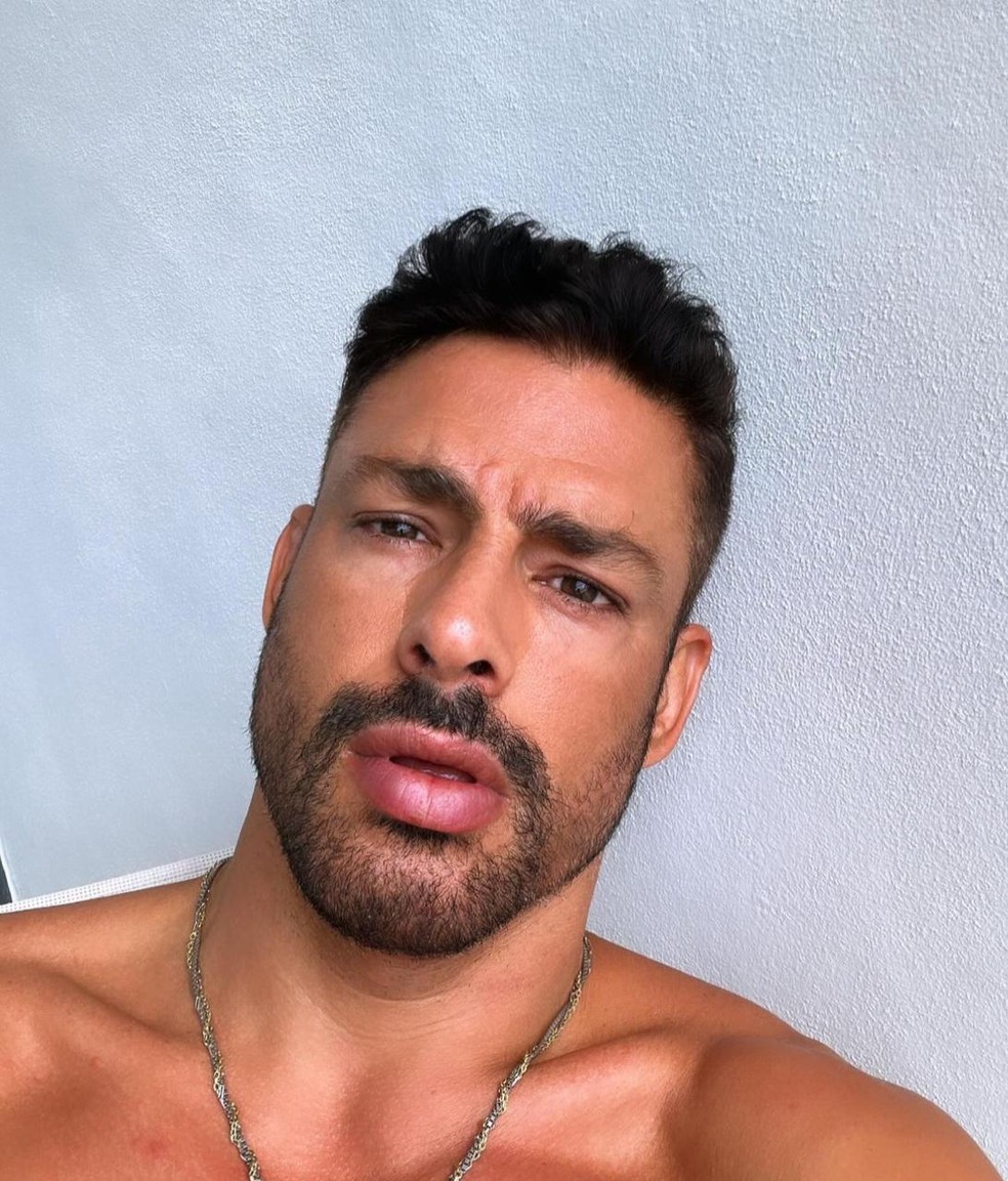 Cauã Reymond exibe novo visual após o fim de 'Terra e Paixão'