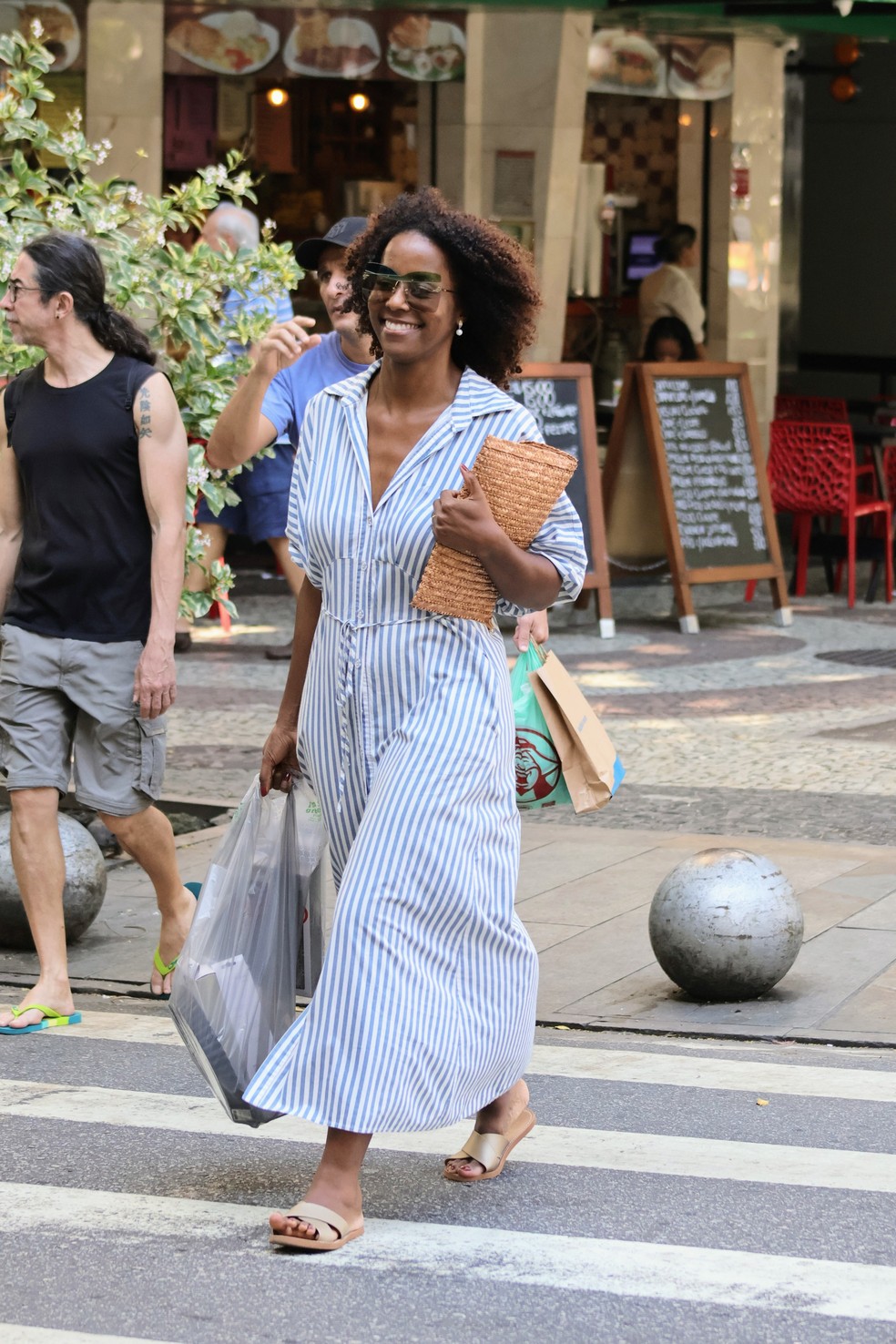 Maju Coutinho vai às compras em domingo de Carnaval