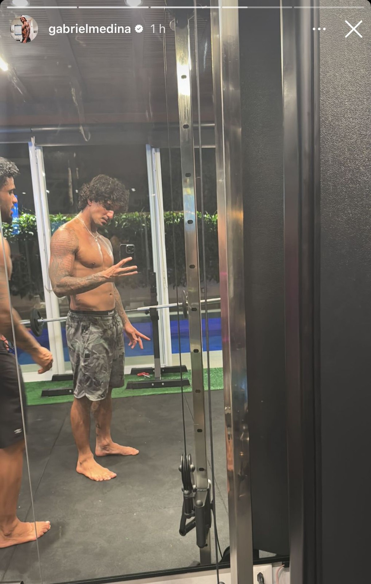 Gabriel Medina exibe treino intenso com amigos