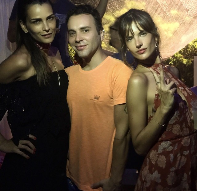 Alessandra Ambrosio, Fernanda Motta e Mat Mazzafera curtem noite em Floripa