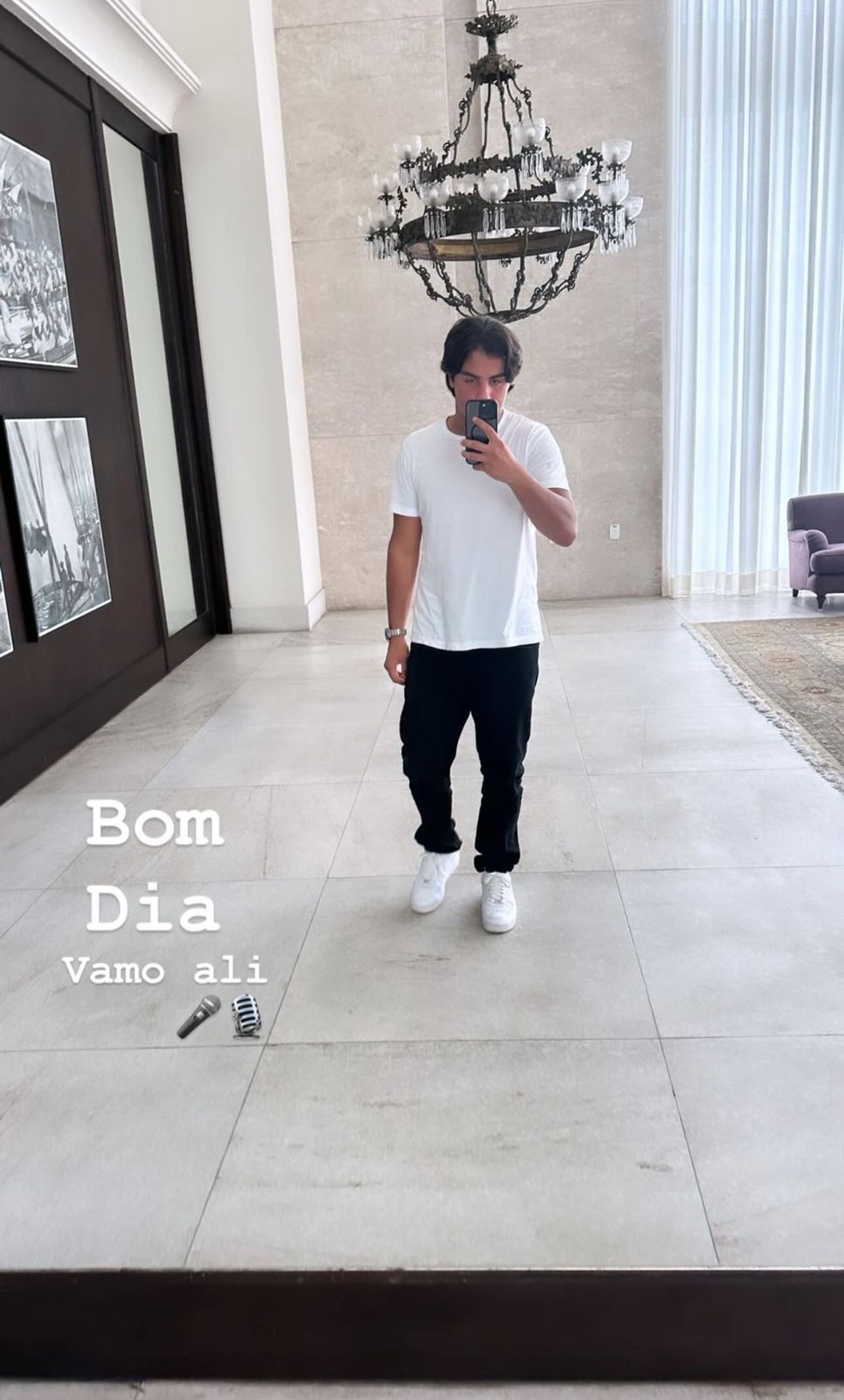Marcelo Cady esbanja estilo em selfie no espelho