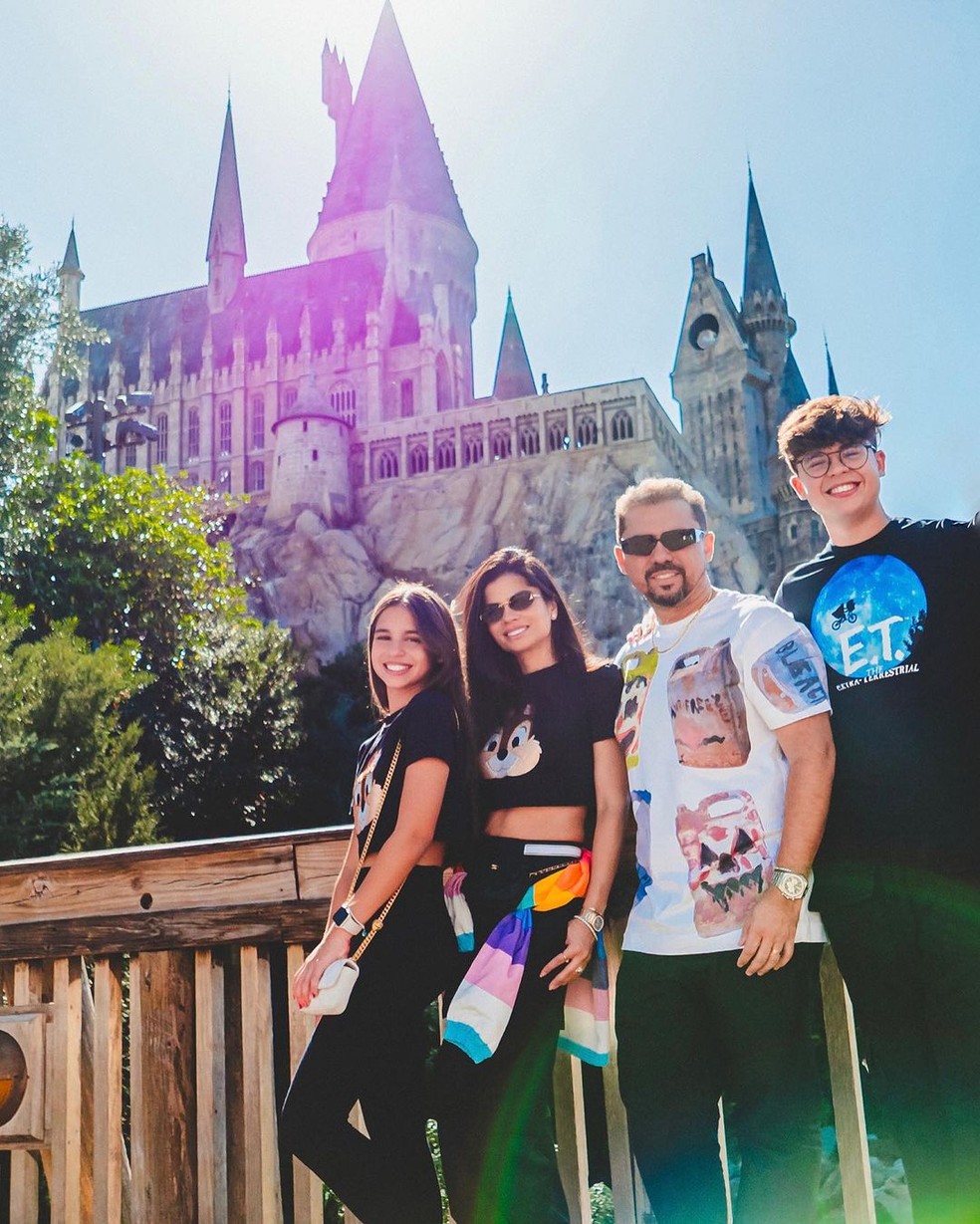 Isabele Temoteo abre álbum de viagem em família para Orlando