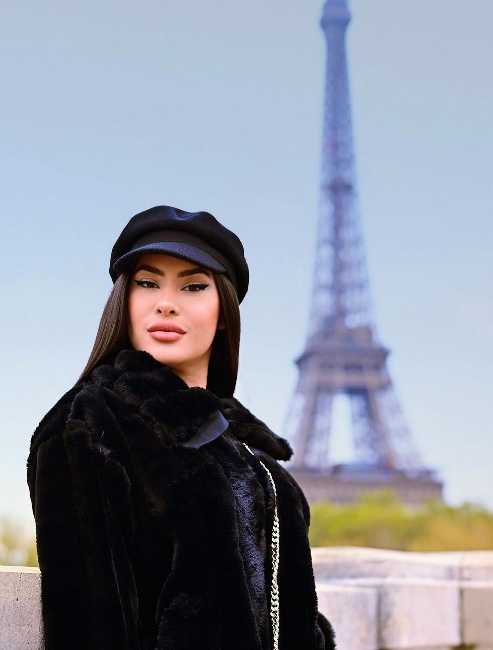 Isabelle Nogueira exibe novos registros de viagem à Paris