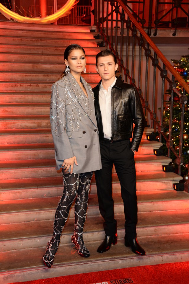 Zendaya faz visita surpresa a livraria e diverte fãs com referência a ...