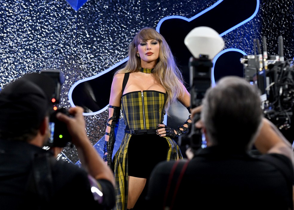 Taylor Swift aposta em look xadrez para o tapete vermelho do VMA 2024