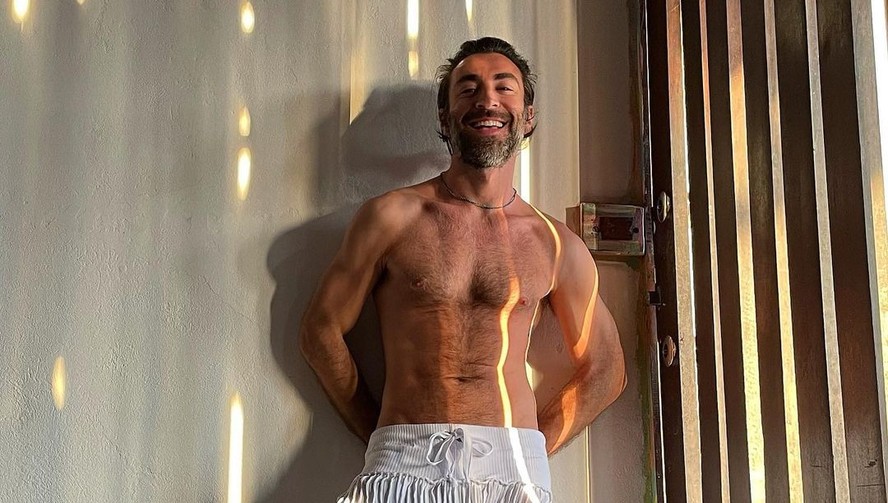 Rodrigo Pandolfo rouba a cena em cliques sem camisa