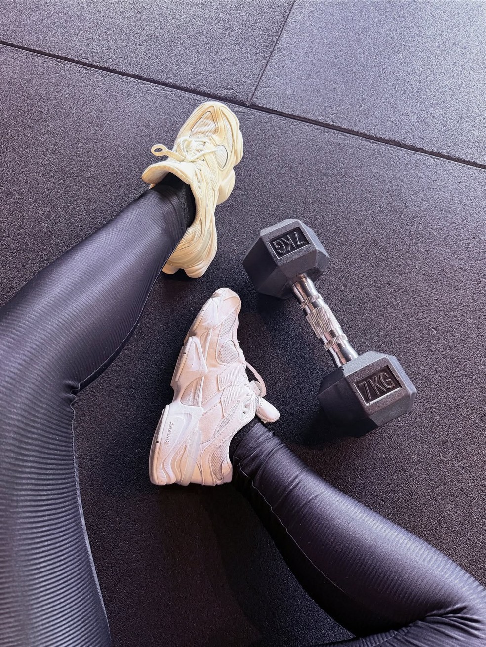 Carla Diaz exibe shape ao posar para selfie no espelho durante treino