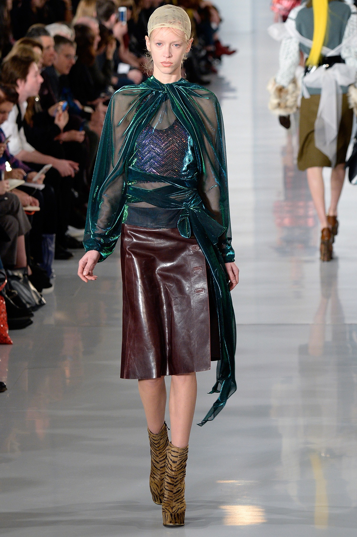 Maison Margiela brinca com o contraste de materiais no inverno 2017