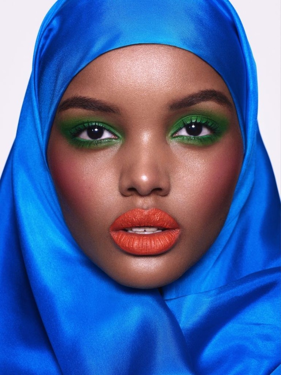 Halima Aden estrela capa da Vogue Arabia e editorial de beleza cool