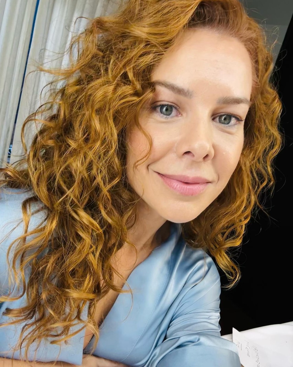 Fernanda Souza encanta web ao esbanjar beleza natural